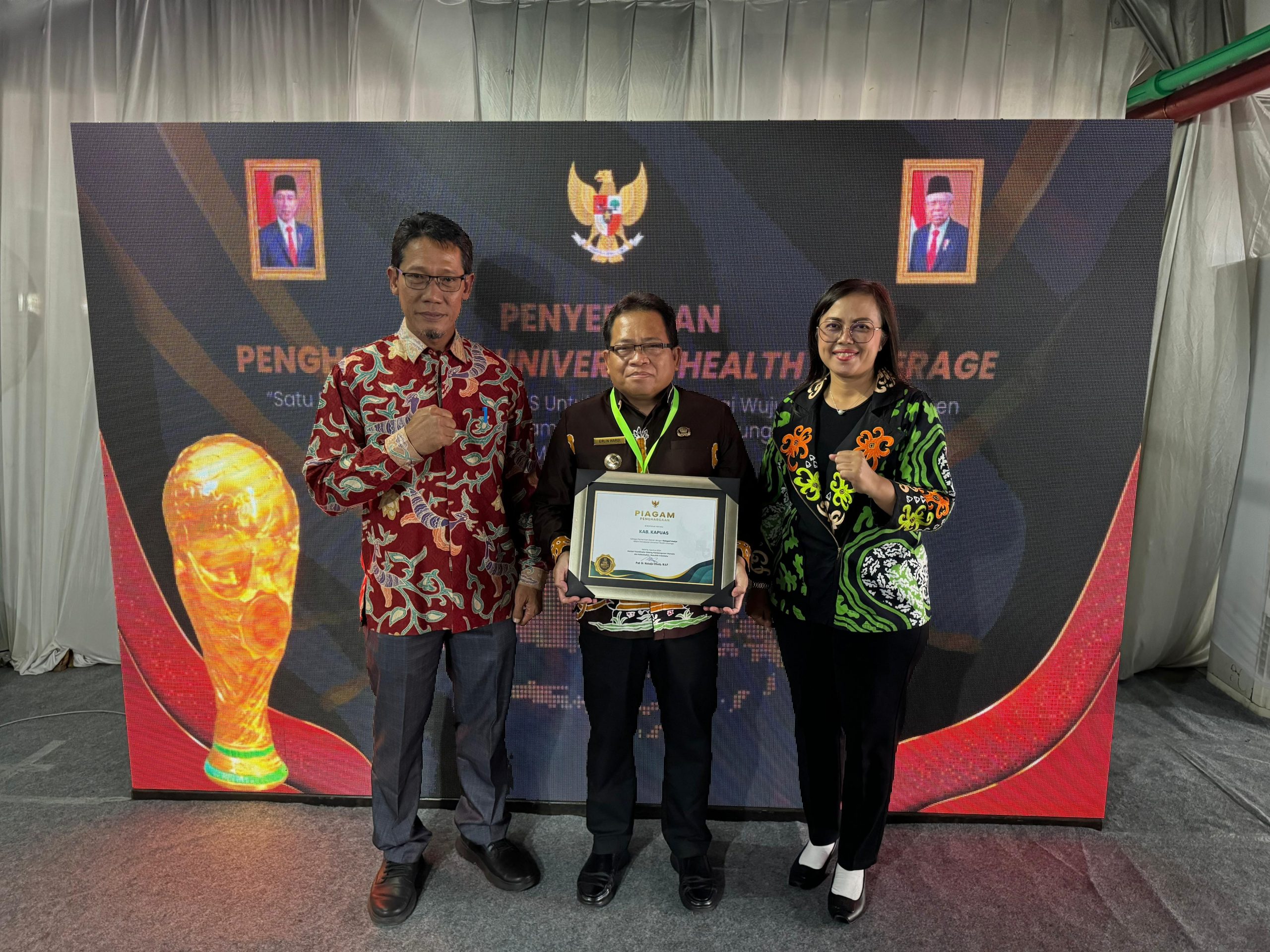 Pj Bupati Kapuas Erlin Hardi Terima Penghargaan UHC - Voice Borneo