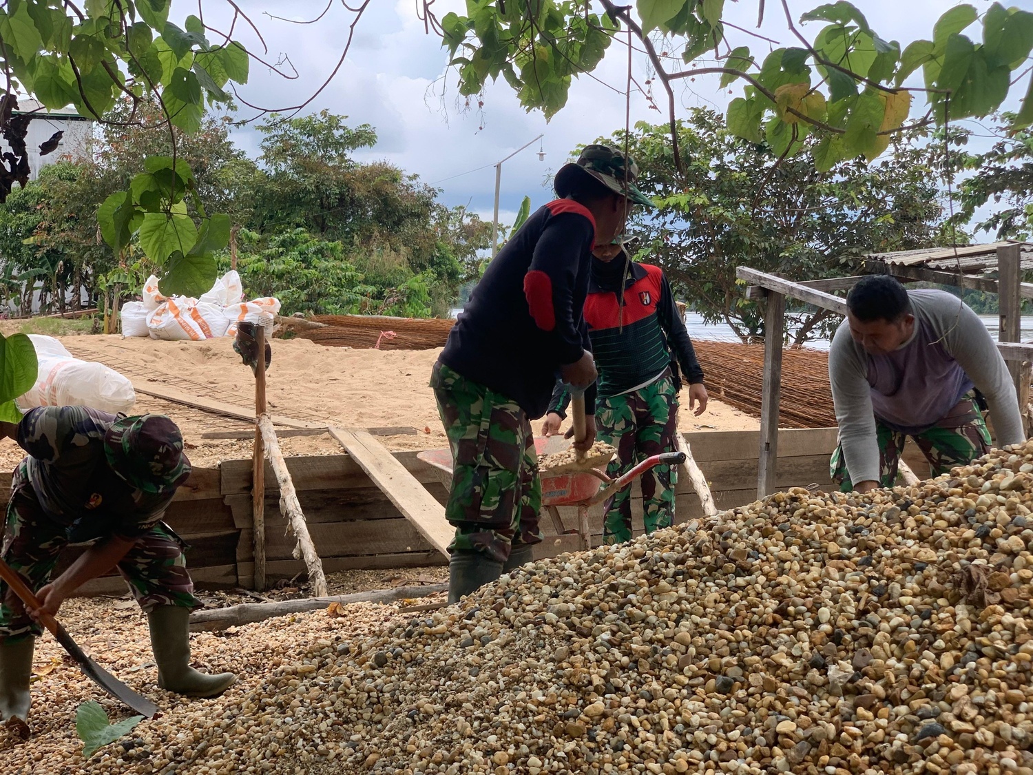 Arco Alat Andalan Anggota Satgas Untuk Angkut Material Batu Dan Pasir ...